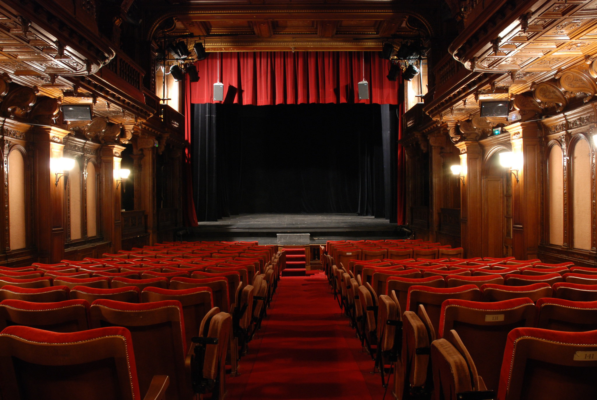 Salle de théâtre classique à la française | Vingt Mille Lieux